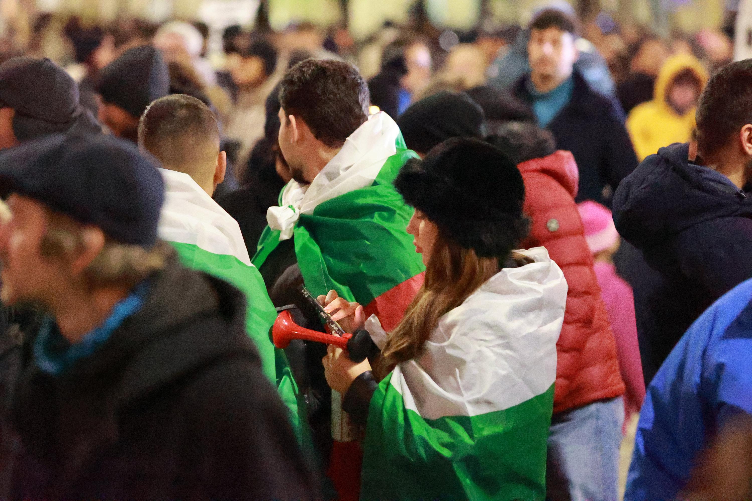 Petel.bg - новини - В Триъгълника на властта протестиращи скандират "Оставка"